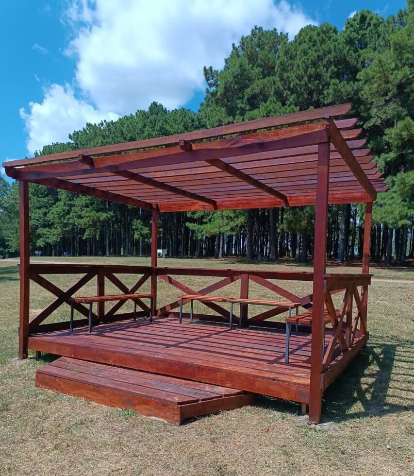 Instalan nuevas pérgolas con decks en el Parque del Lago - Quinto Elemento